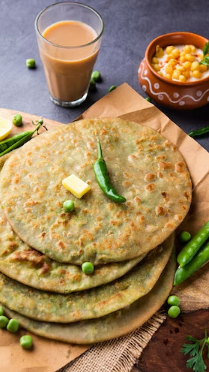 Matar Paratha Recipe : हिरव्यागार मटारचे चटपटीत पराठे, थंडीत करा पोटभर ...