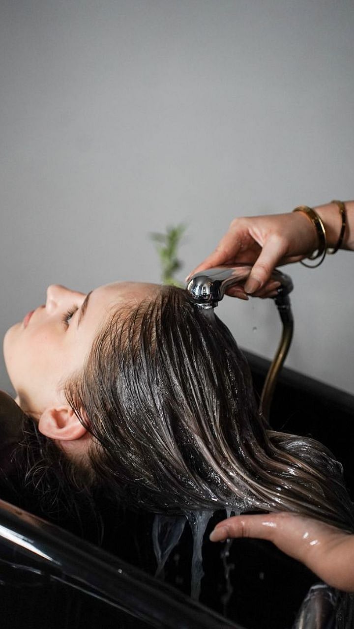 Hair Wash Tips: केस धुताना शॅम्पू, कंडिशनर आणि हेअर मास्क कसा वापरावा ...