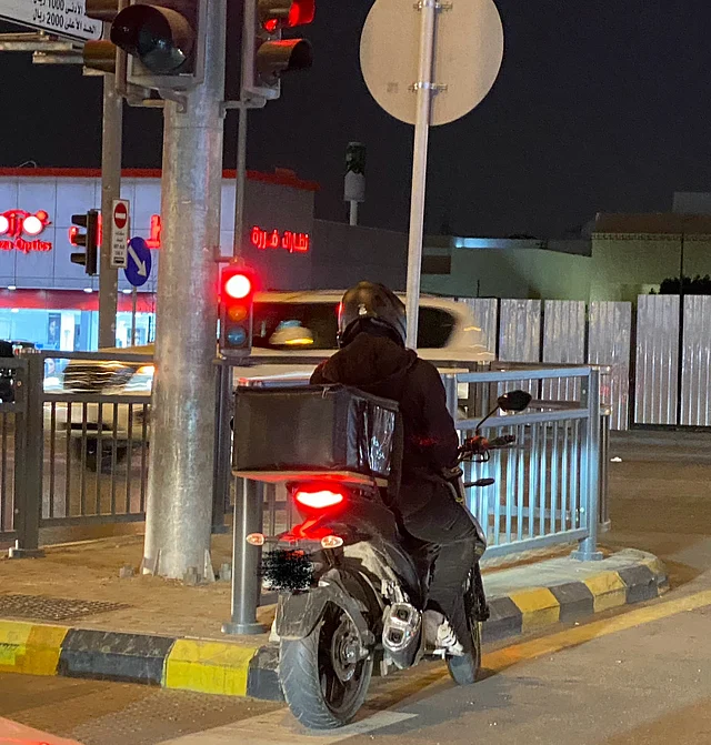 دبّابات توصيل الطلبات الشركات غير مبالية والسائقون فوضويون وقيادتهم متهورة والتنظيم
