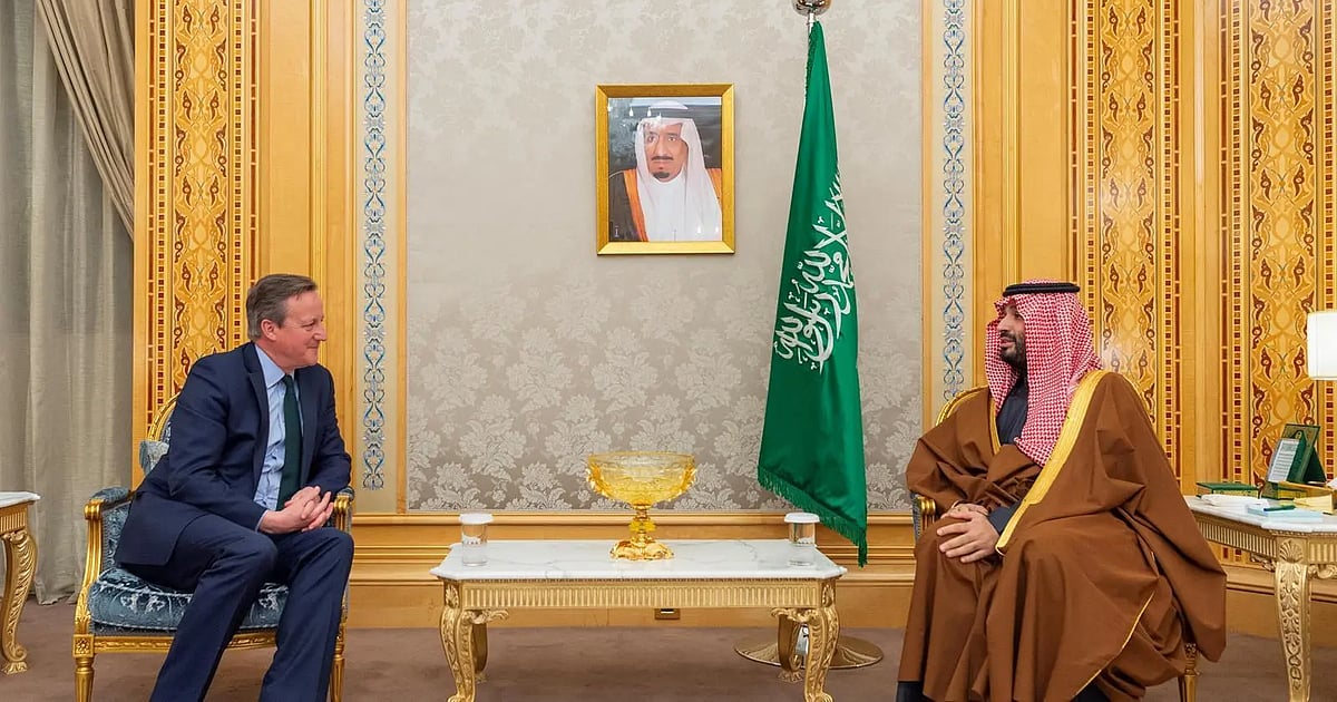 ولي العهد يجتمع مع وزير الخارجية والتنمية البريطاني