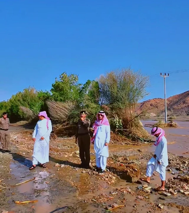 بالصور محافظ الجموم يبحث فجرًا ارتفاع منسوب مياه وادي فاطمة ويقف على الوضع ميدانيًّا