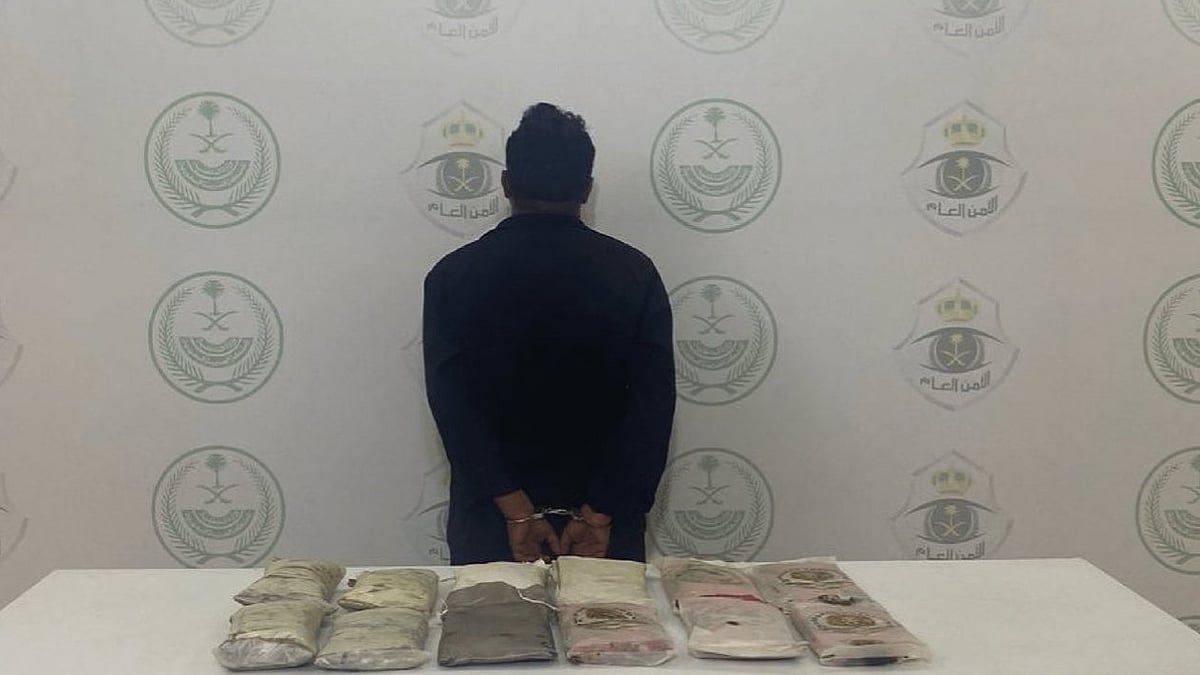 دوريات الأمن بجازان تضبط 12 كيلوجرامًا من الحشيش وتطيح بمروج للمخدرات