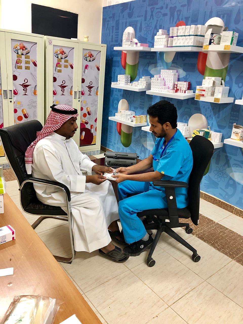 الصيدلي "الزبيدي" يصرف الدواء بلغة "برايل" للمكفوفين في المظيلف