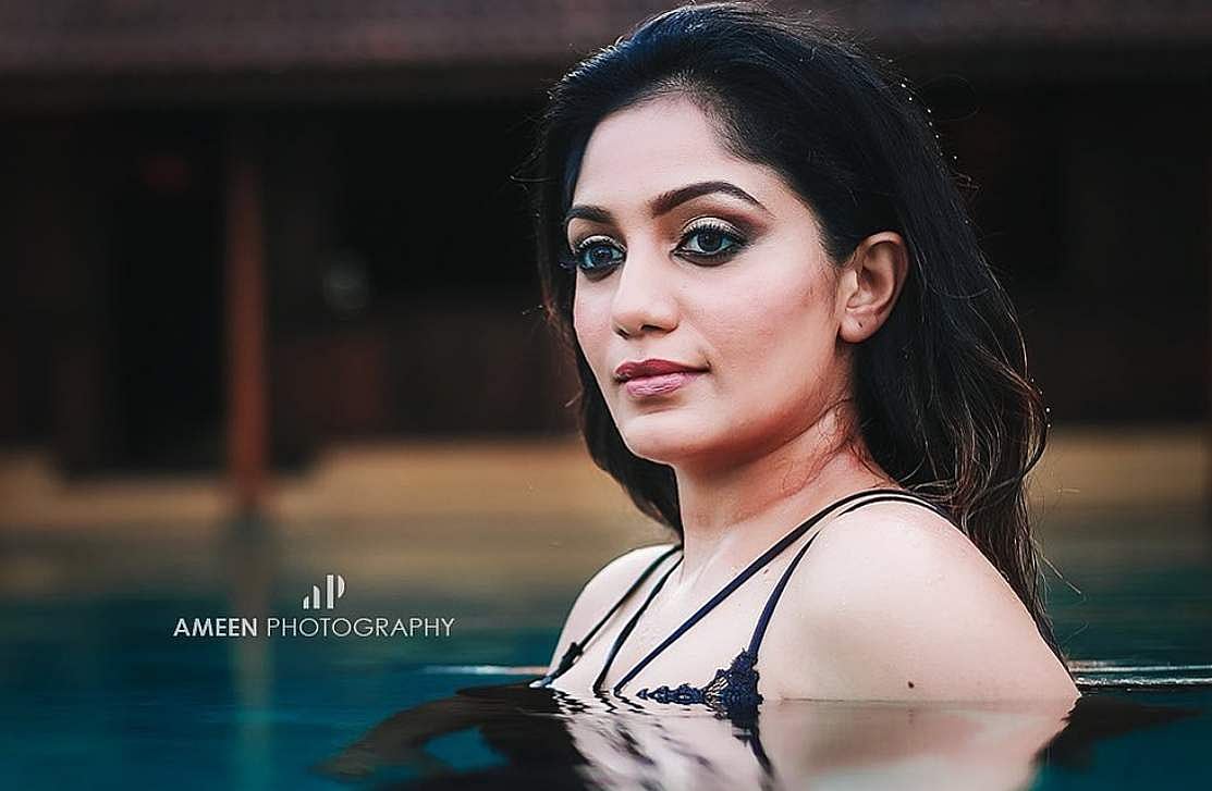 പൂളിൽ നിന്ന് ആര്യയുടെ ചിത്രം, എ‍രുമ വെള്ളത്തിൽ കിടക്കുന്നതുപോലെയെന്ന് ...