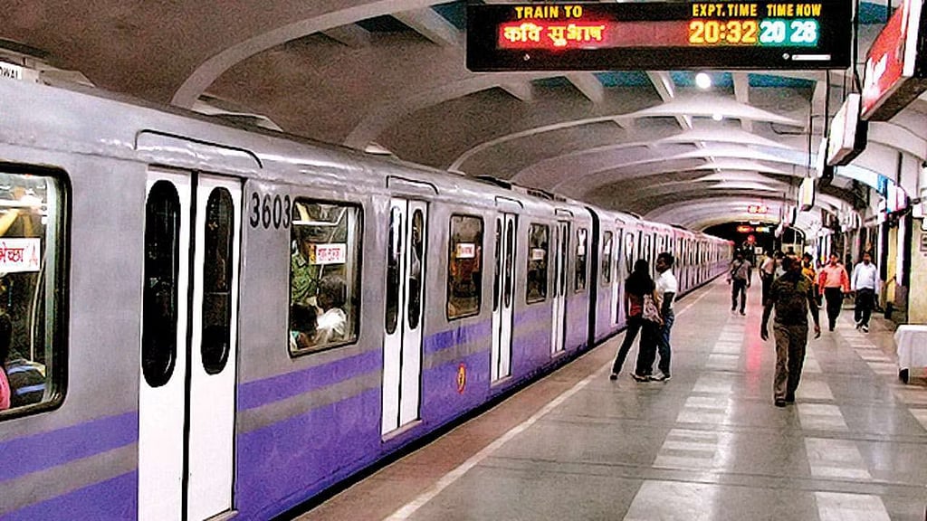 ईस्ट-वेस्ट मेट्रो में टिकट बिक्री का जिम्मा निजी क्षेत्र को सौंपने की ...