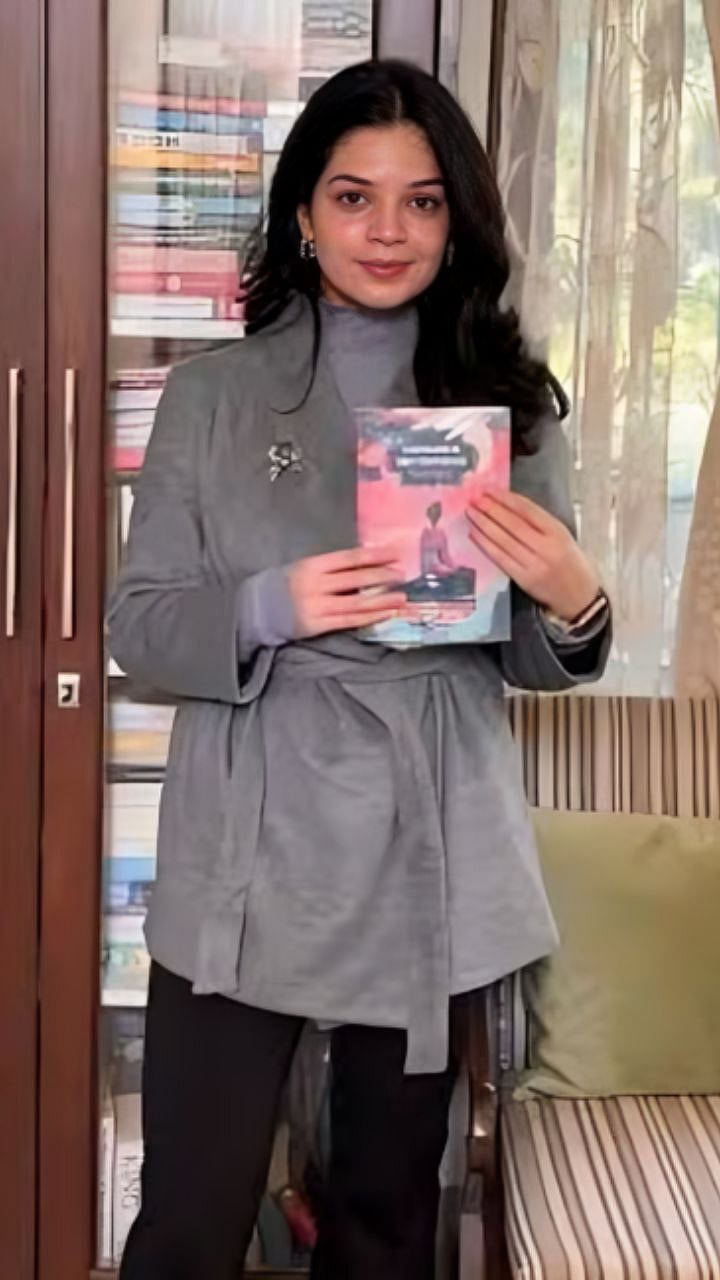 कॅबिनेट मंत्र्यांचा सहाय्यक प्राध्यापिकेसोबत विवाह; कोण आहेत ...