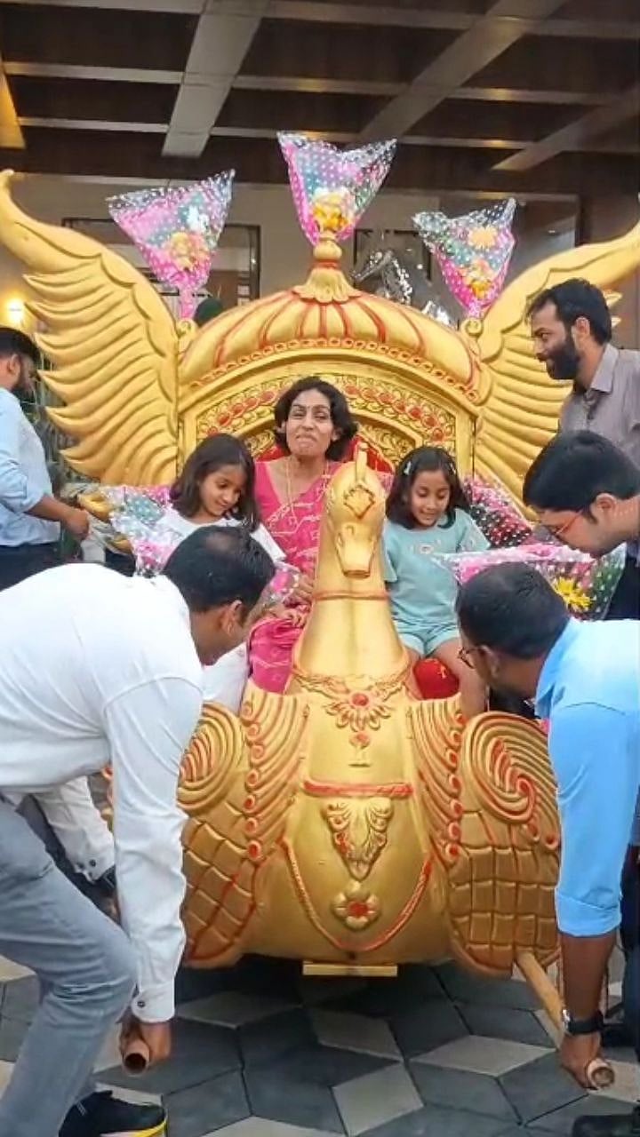 IAS Sanskriti Jain farewell : महिला IAS ची पालखीतून मिरवणूक; लाडकी बहीण ...
