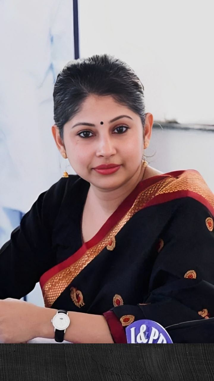 वयाच्या 22 व्या वर्षी IAS अधिकारी ; UPSC परीक्षेतील रँक ऐकून व्हाल थक्क ...