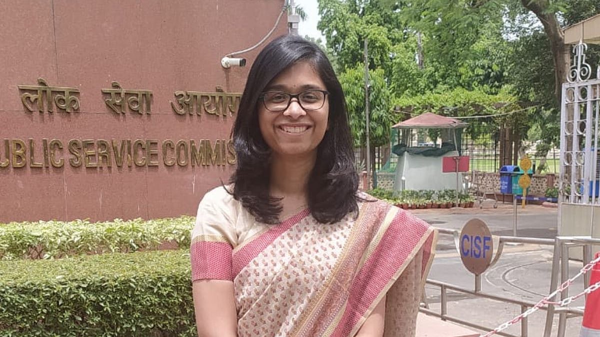 आधी 'आयआरएस' अन् आता 'आयएएस'; दुसऱ्याच प्रयत्नात ऋचाची स्वप्नांना गवसणी | First 'IRS' and now ...