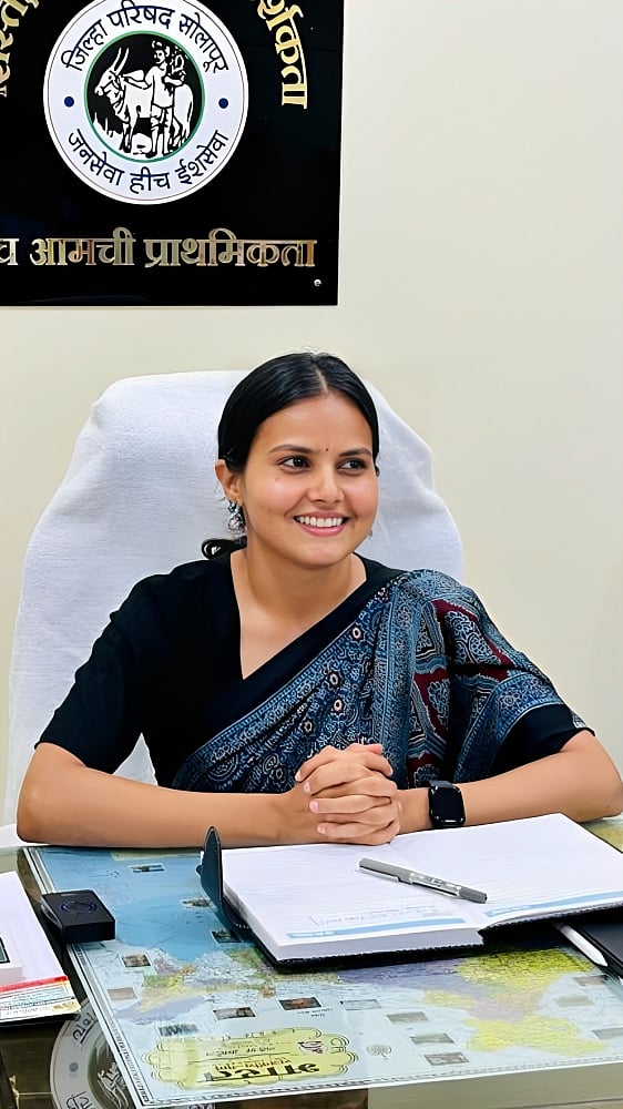 वडिलांचे स्वप्न साकार करणाऱ्या ; सोलापूर जिल्हा परिषदेच्या 'सीईओ' मनीषा ...