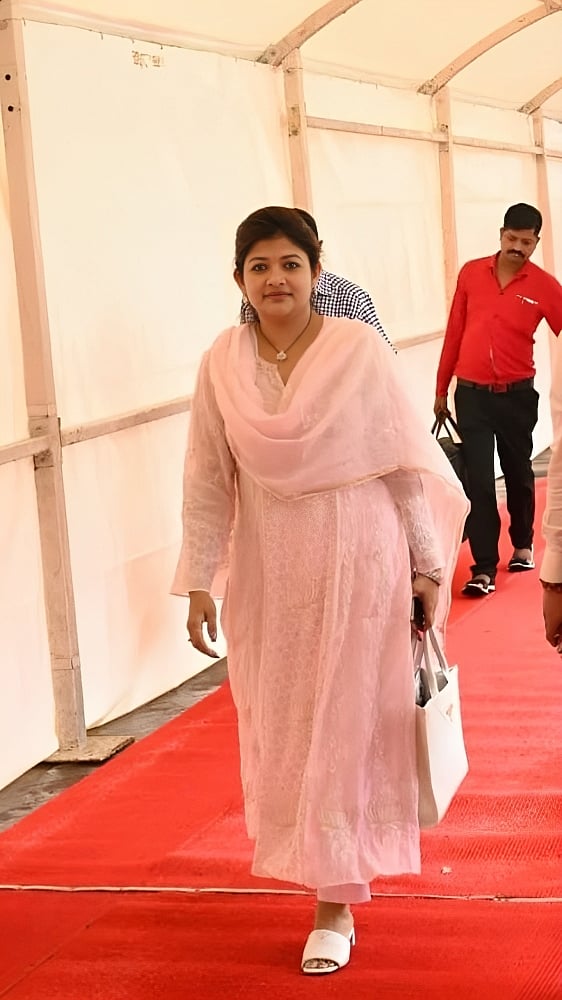 कधी गुलाबी, कधी पिवळ्या धम्मक रंगाच्या ड्रेसमध्ये श्वेता महालेंची विधान ...