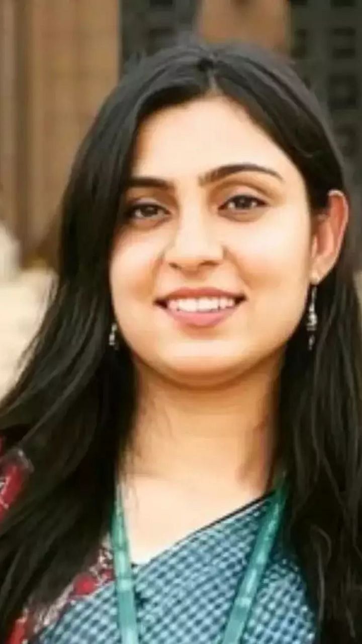 आमदारालाही दंड भरायला लावणारी कोण आहे IAS तेजस्वी राणा ? Who is IAS ...