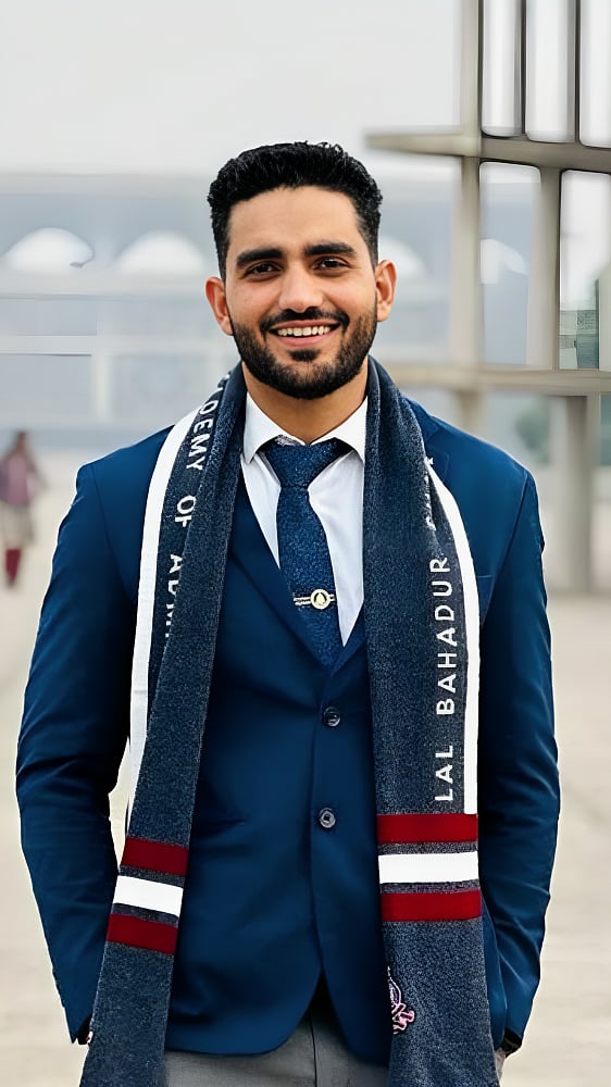 IAS Ravi Kumar Sihag : वडिलांसोबत शेती करत रवीकुमार झाले IAS अधिकारी ...