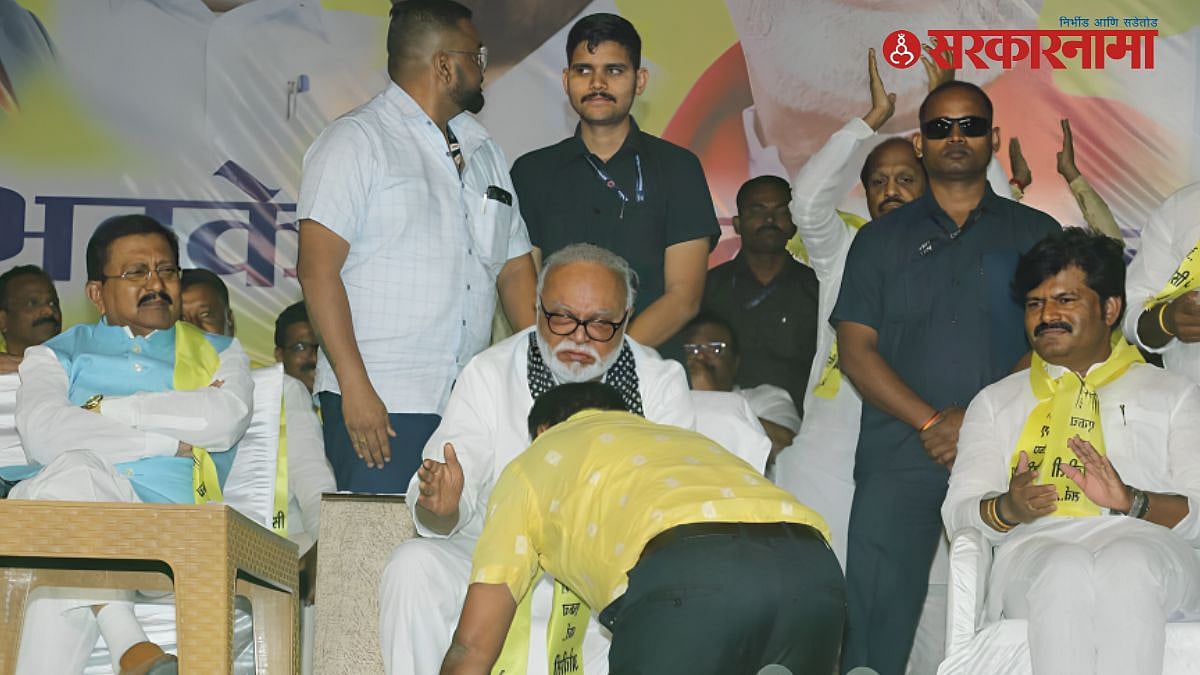 अन् भाषणाआधी महादेव जानकरांनी स्टेजवरच भुजबळांचे पाय धरले!' '...And ...