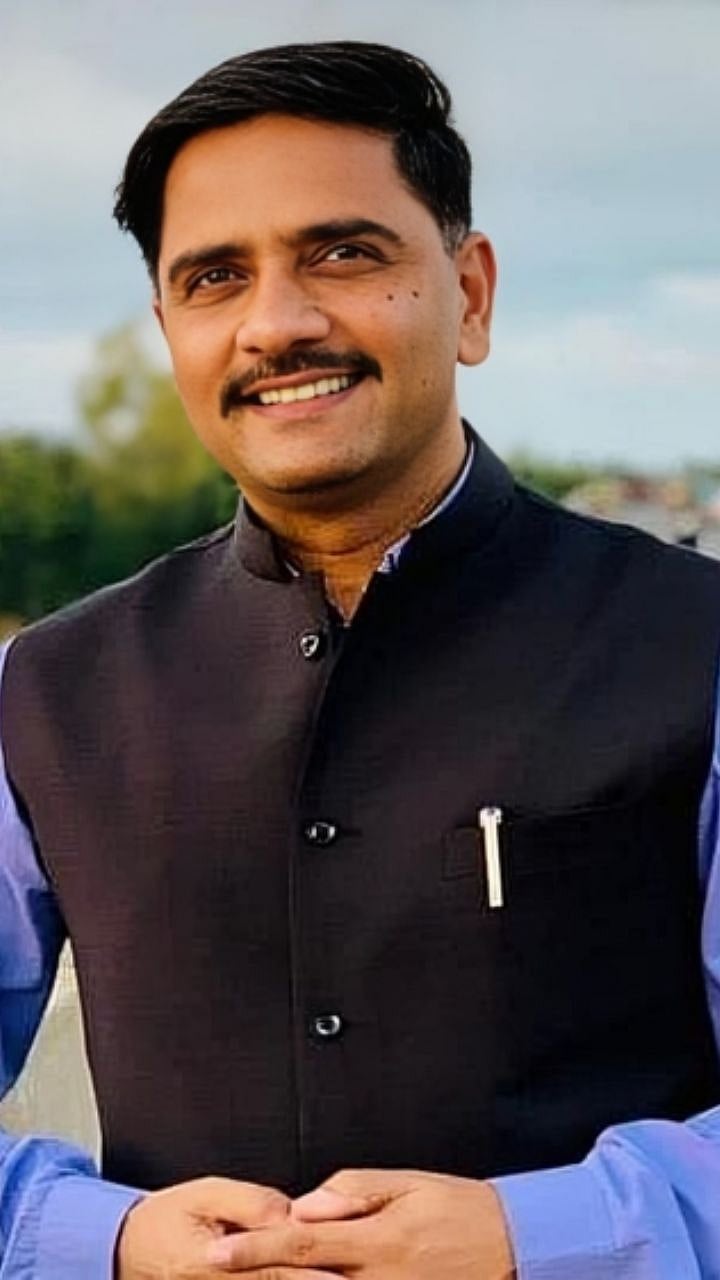 IAS Vijay Amruta Kulange: रोजंदारीवर काम करणाऱ्या कामगाराचा मुलगा झाला ...