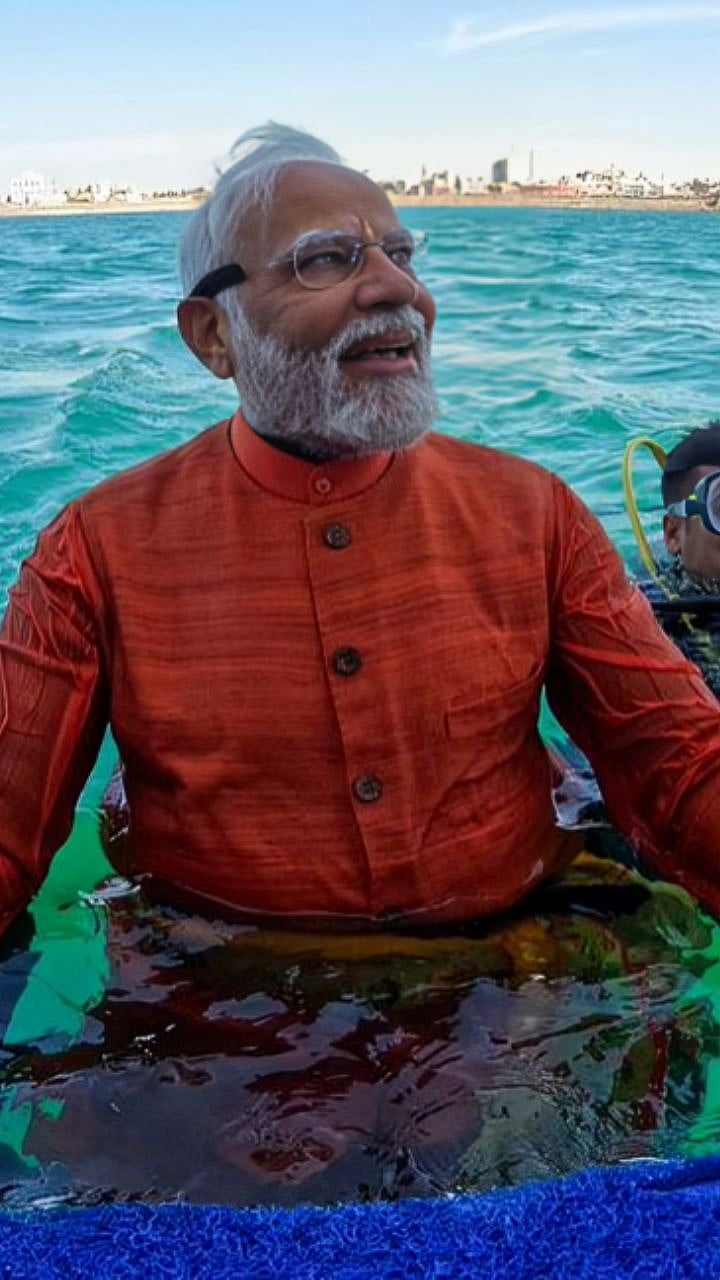 पंतप्रधान नरेंद्र मोदींनी लुटला स्कुबा डायव्हिंगचा आनंद; पाहा पंचकुईतील ...