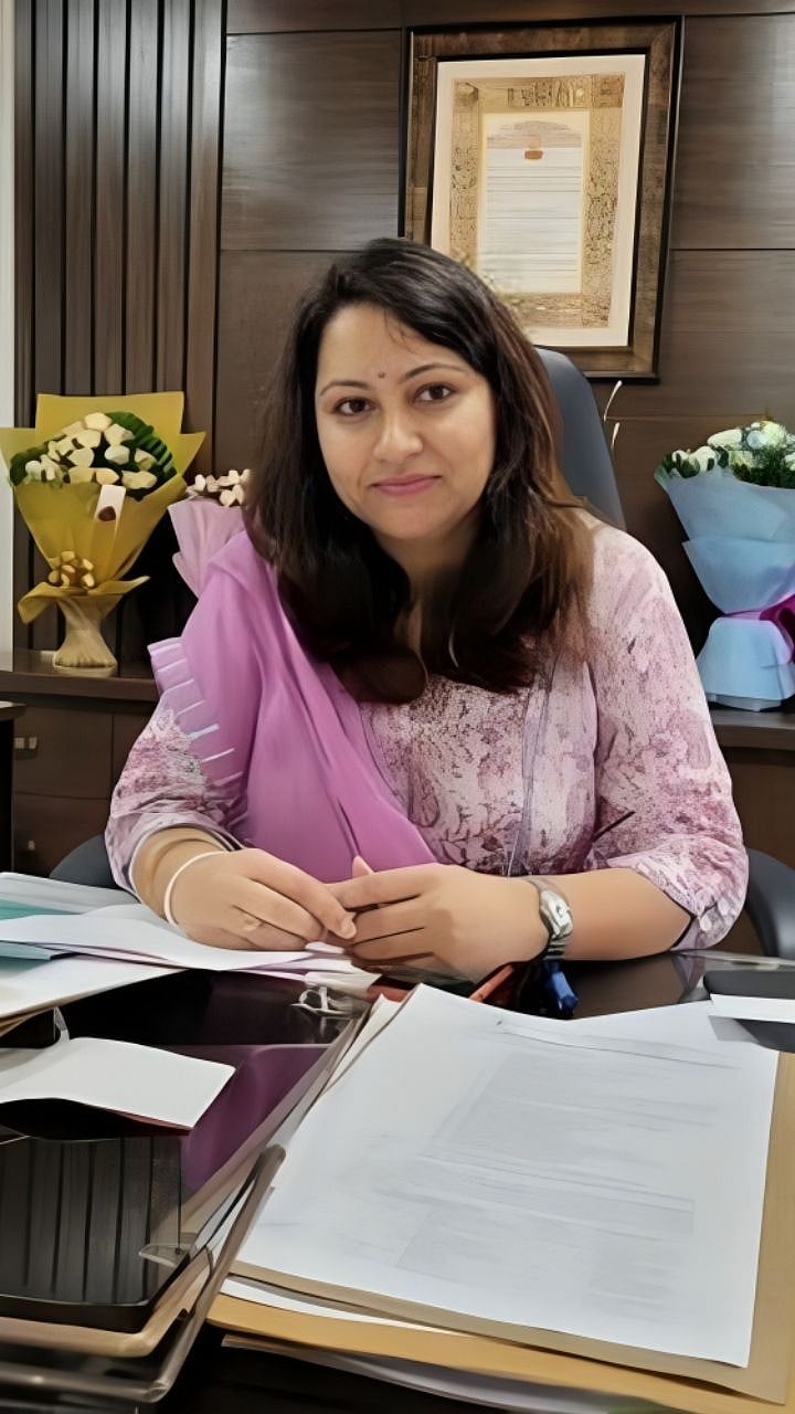 IAS Isha Kalia: कामाची 'युनिक' स्टाईल अन् नवनव्या 'आयडिया' राबवणाऱ्या ईशा कालिया... Who Is ...