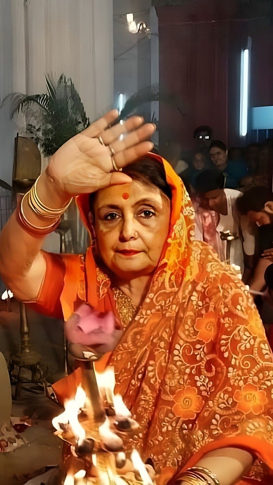 Amrita Royमहुआ मोईत्रांविरोधात निवडणुकीच्या रिंगणात उतरलेल्या कोण आहेत ...