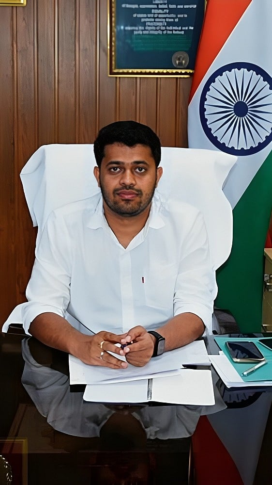 IAS Hitesh Meena हरियाणाचे हे IAS सुट्टीच्या दिवशी करतात कौतुकास्पद काम ...