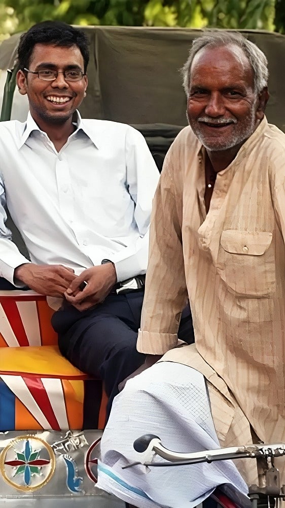 IAS Govind Jaiswal: संकटांचा सामना करत रिक्षाचालकाच्या मुलाने केले 'हे ...