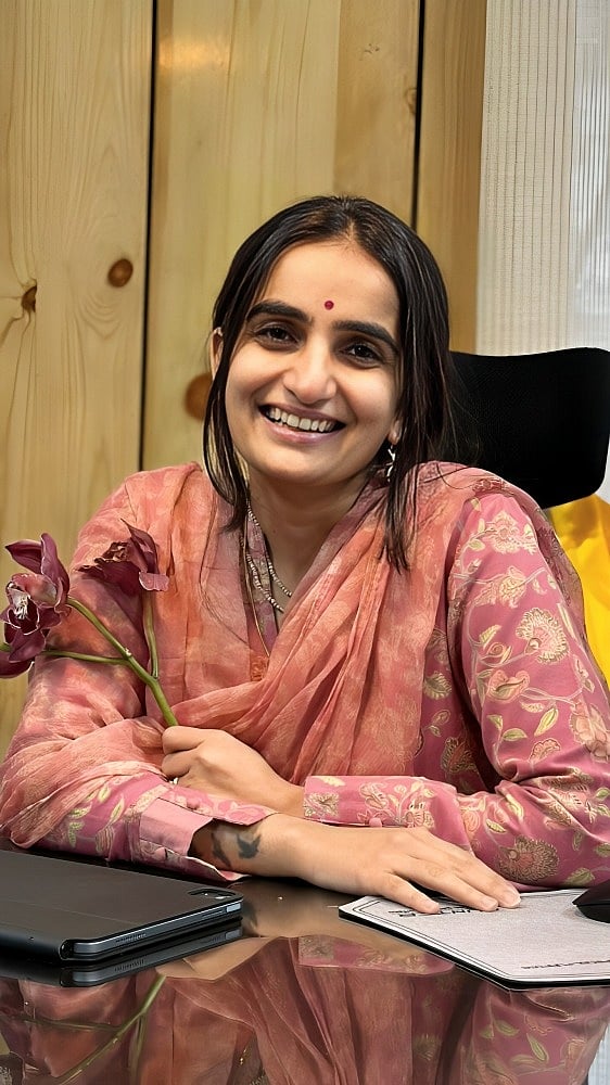 IAS Gandharva Rathore: कोचिंगशिवाय अशी उत्तीर्ण केली यूपीएससी, गंधर्व यांची ही आहे रणनीती ...