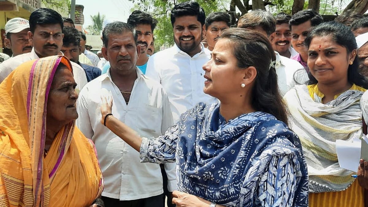 Praniti Shinde Mangalvedha Tour : वयोवृद्ध महिलेने गाडी अडवत प्रणिती ...