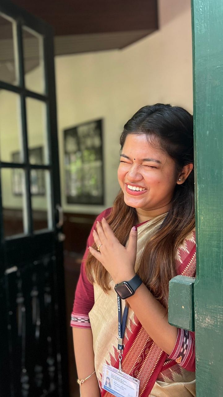 IAS Simi Karan : झोपडपट्ट्यांमध्ये शिकवताना मिळाली प्रेरणा अन् झाल्या ...