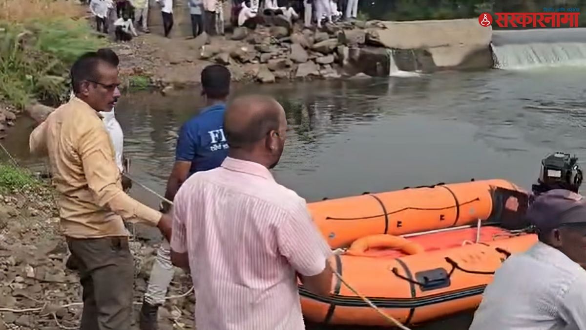 Boat Capsized धक्कादायक! प्रवरा नदीत बोट उलटली, एसडीआरएफ पथकातील तिघांचा मृत्यू Boat capsizes in ...