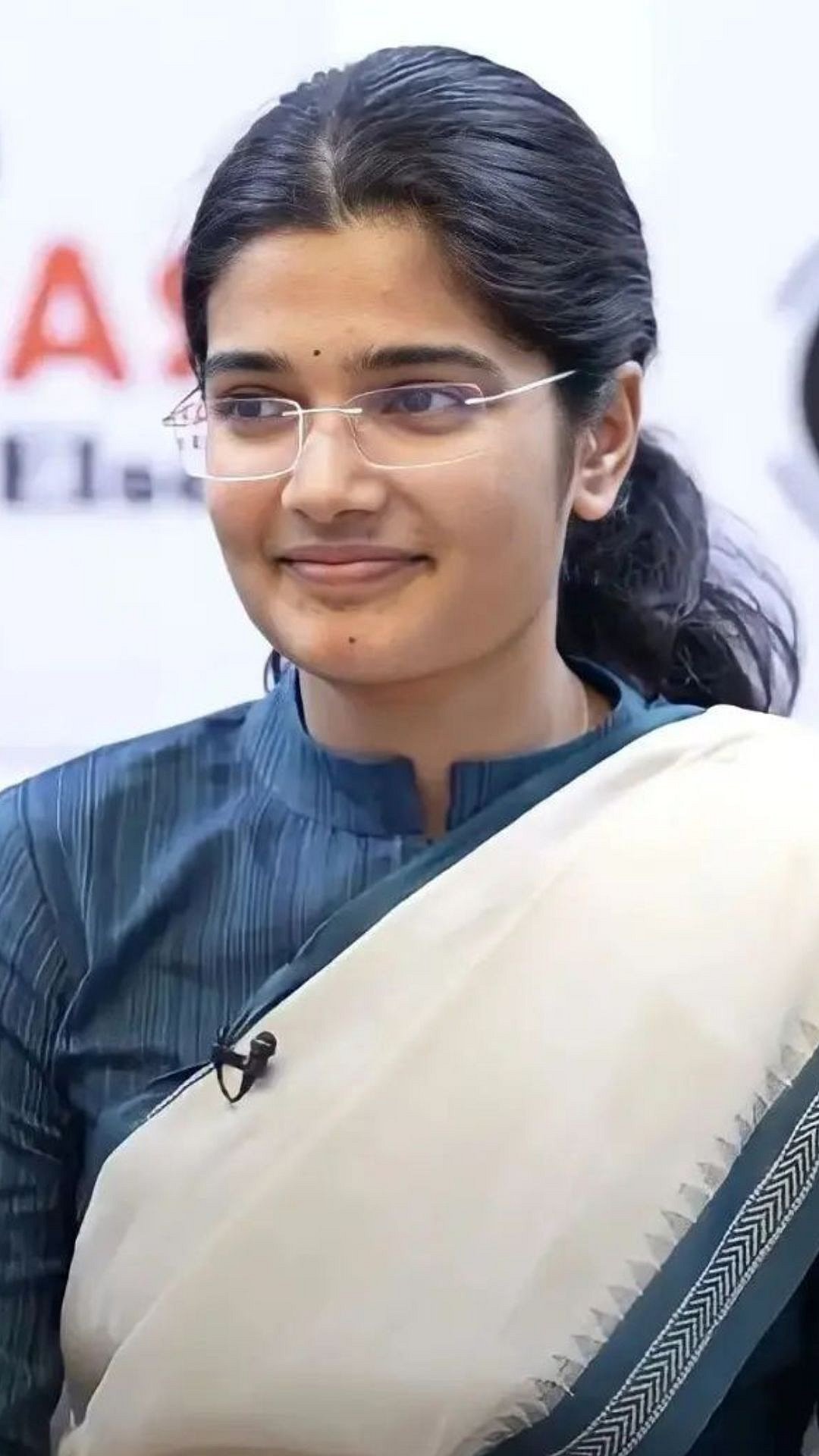 IAS Uma Harathi IAS मुलीला वडिलांचा कडक सॅल्यूट Uma Harathi who failed ...