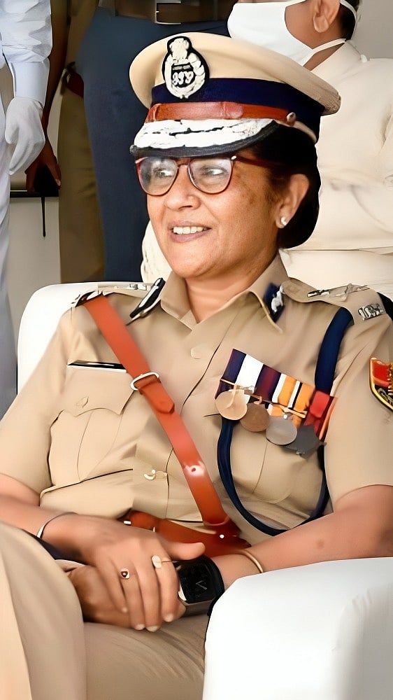 IPS Nina Singh : CISF च्या पहिल्या महिला Director General नीना सिंह ...