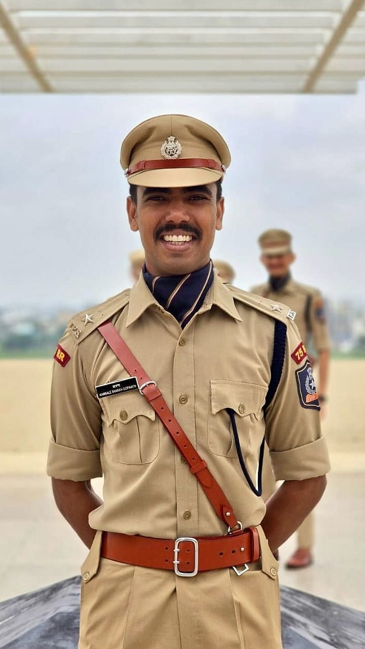sharan Kamble Success Story : भाजी विकणाऱ्या 'आई'चा मुलगा झाला IPS ...