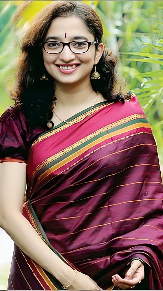 IAS Officer Divya Iyer Intresting Story 3 वर्षीय मुलाला कडेवर घेऊन ...