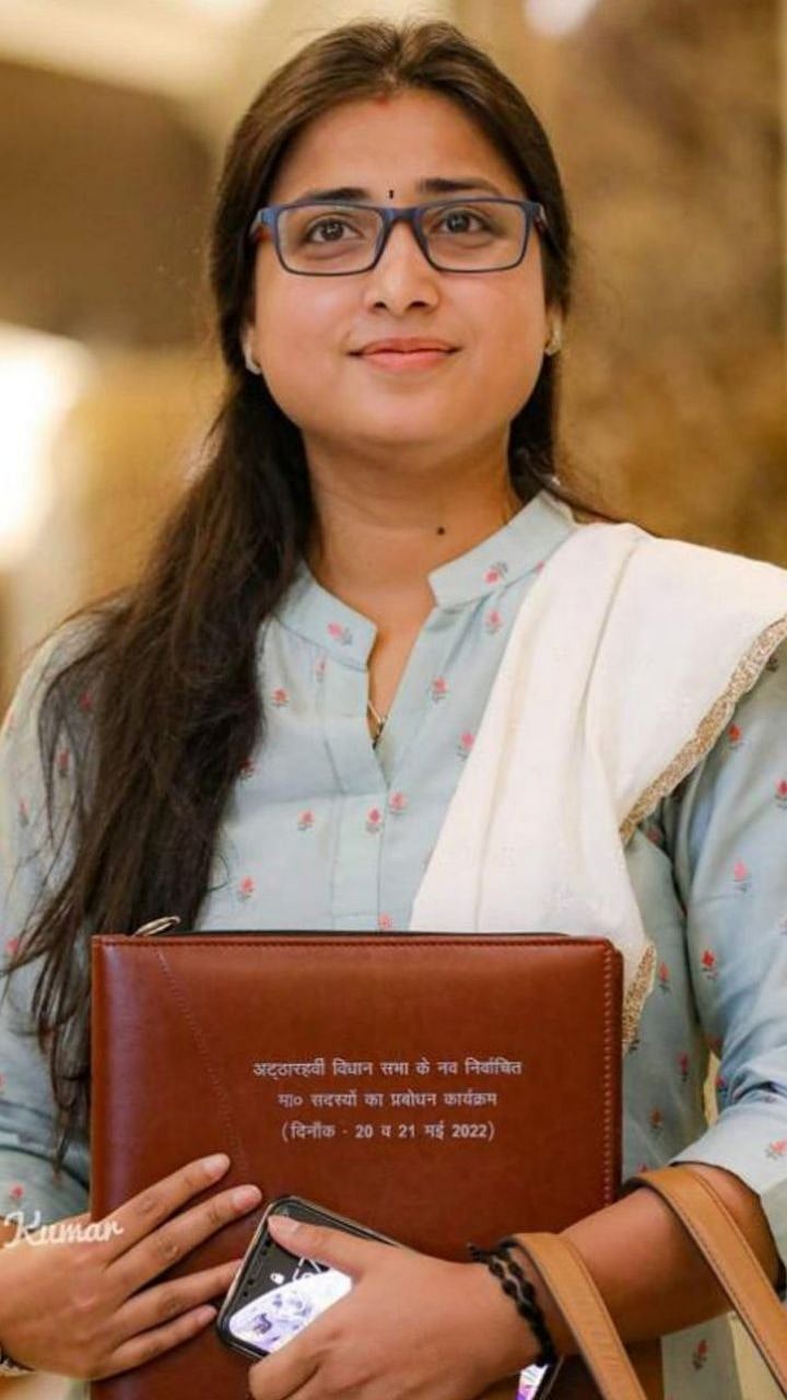 Ragini Sonkar Remarks : यूपी सरकारला सळो की पळो करून सोडणाऱ्या रागिनी सोनकर यांचे शिक्षण किती ...