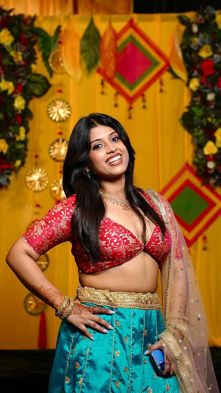 UPSC Success Story : तरुणाईसाठी आदर्श! मेहनतीच्या जोरावर 21 वर्षांची मुलगी बनली IAS अधिकारी ...