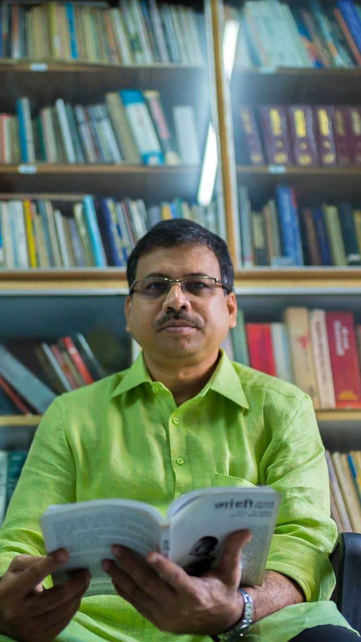 मराठीच्या रक्षणासाठी झगडणारे शिलेदार: जाणून घ्या डॉ. दीपक पवार यांच्याबद्दल | Dr Deepak Pawar a ...