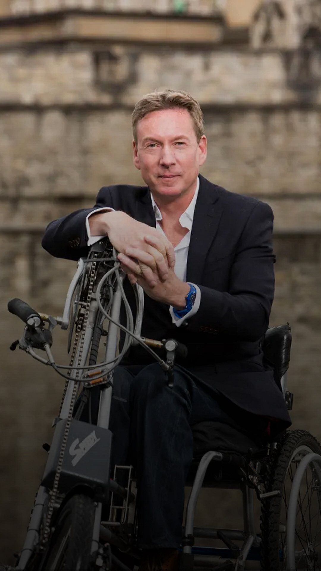 Disabled UK Journalist Crawls on Plane as Airline Fails to Provide ...