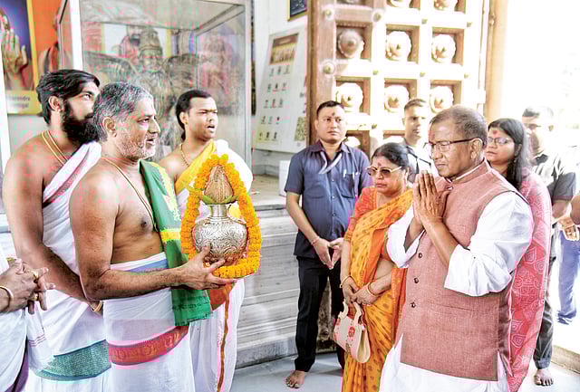 Assam Governor Lakshman Prasad Acharya Visits Kamakhya Temple in ...