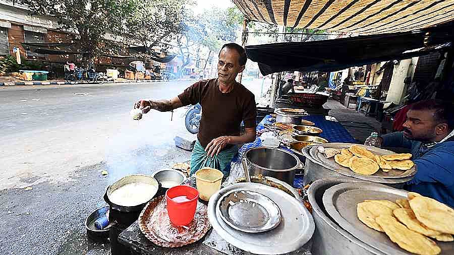 Tax, parking, safety under scrutiny as street stalls flood Digboi