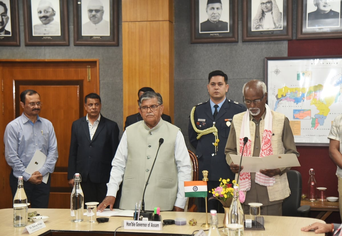 Assam Governor Gulab Chand Kataria administers oath to VC of Madhabdev ...
