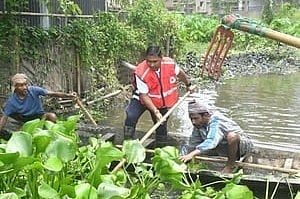 BJP MLA Dipayan Chakraborty cleans canal in Silchar, blames Congress ...