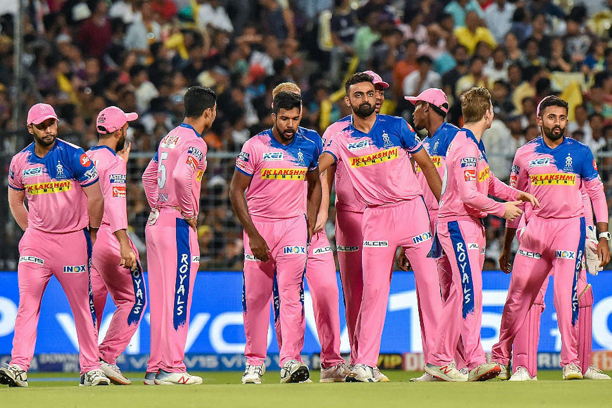 Cricket fans give huge welcome to team Rajasthan Royals (RR) at LGB Airport