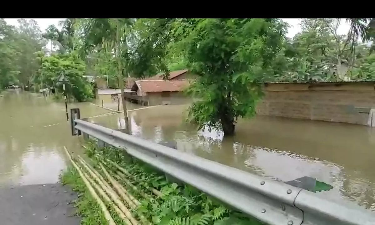 Assam: Hatimura embankment breached; Kaliabor, Jakhalabandha reeling ...