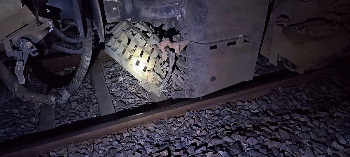 UP: Sabarmati Express Derails Near Kanpur After 20 Coaches Collide with ...