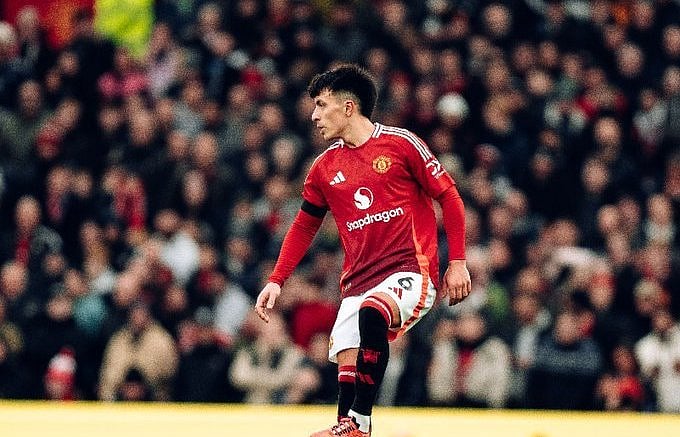 Football: Manchester United confirm ACL injury for defender Lisandro ...