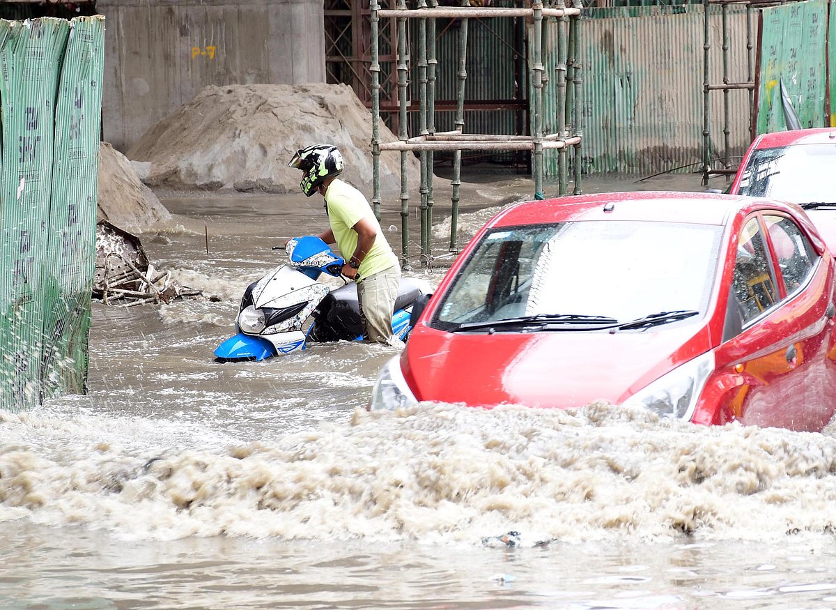 Guwahati: Flash floods hit city after heavy rains & hill runoff