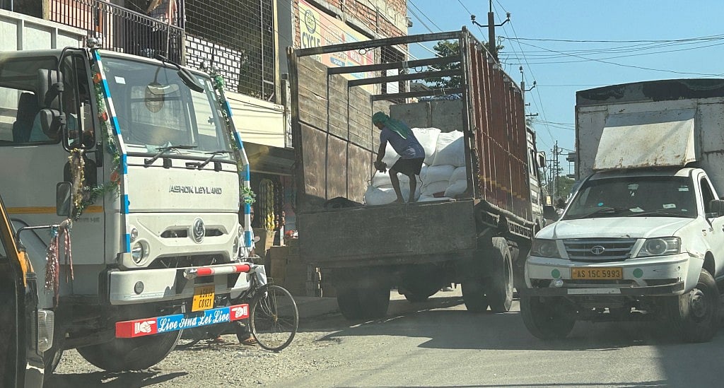 Traffic chaos grips Tangla town amid indiscriminate parking on TB road