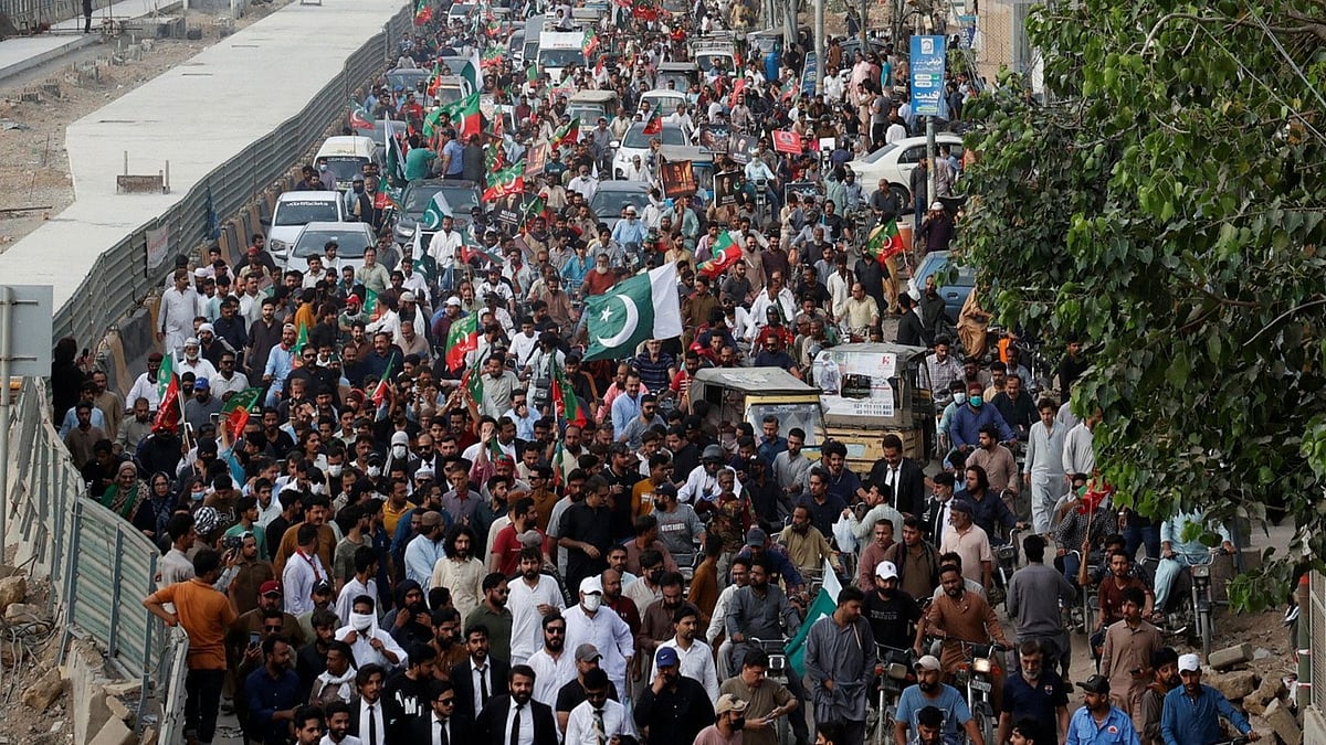 Karachi residents block roads in Baldia Town over prolonged water
