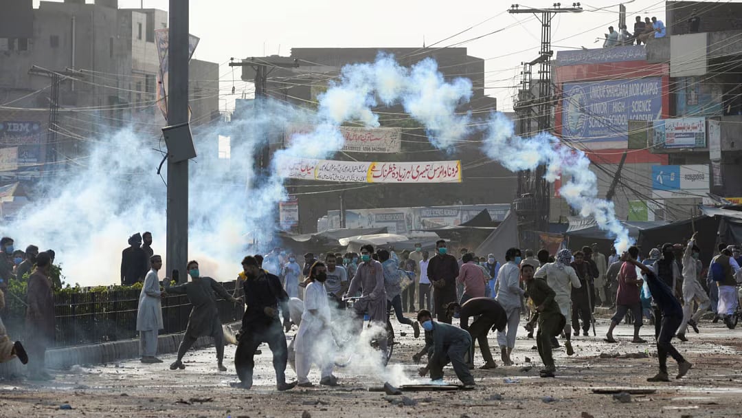 Pakistan: Four killed, 56 injured in violent clashes during TLP march