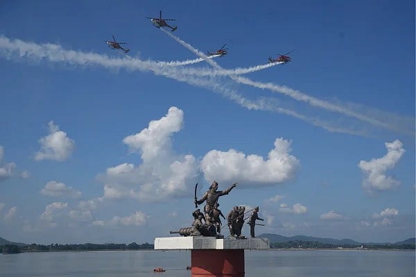 IAF holds special flying display for students ahead of grand Air Show