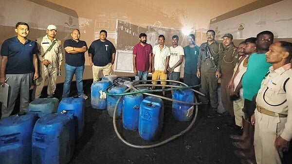 Noonmati Police bust oil theft racket; two held with 780 litres of oil